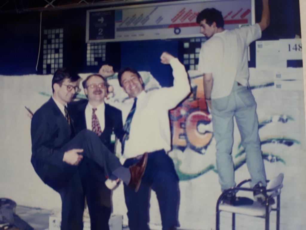 Robert Lapointe au centre du trio entre les deux entrepreneurs ...